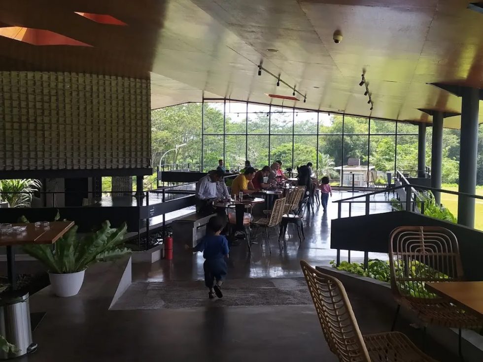 Ombe Kofie Malang, Resto yang Hadirkan View Lapangan Golf Ala Sultan ...